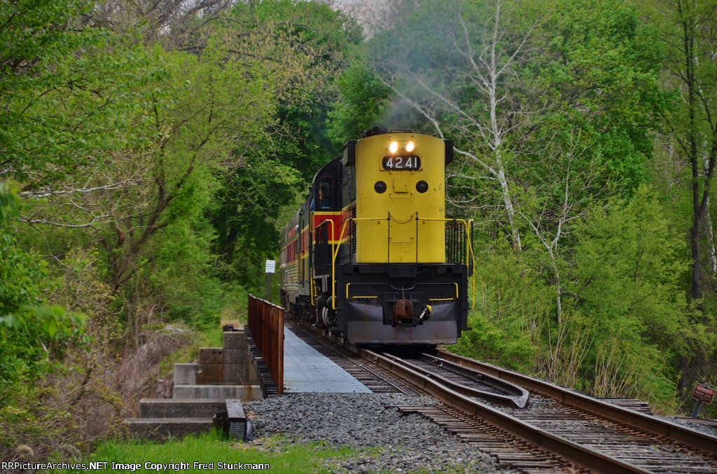 CVSR 4241 traverses Cascade Locks Bridge.